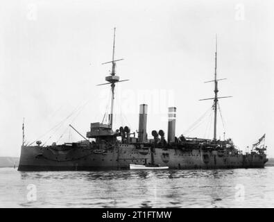 . British Edgar class cruiser HMS CRESCENT Stock Photo - Alamy