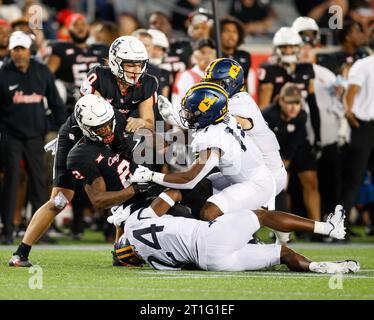 Texas wide receiver Matthew Golden (2) makes the catch against Arizona ...