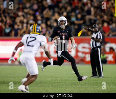 Houston quarterback Donovan Smith (1) looks for a receiver during the ...