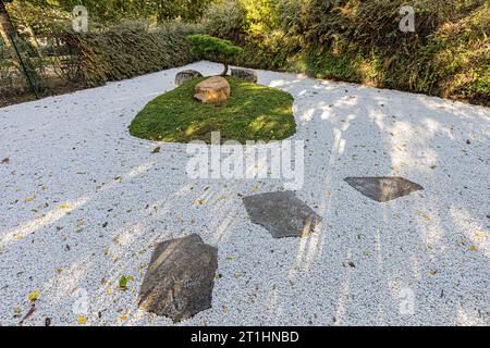 Newly created dry Zen garden in Dijon's Japanese garden. Jardin zen sec ...