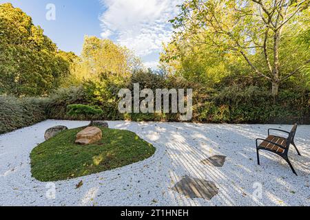 Newly created dry Zen garden in Dijon's Japanese garden. Jardin zen sec ...