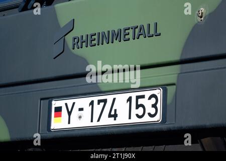 Bundeswehrfahrzeug von Rheinmetall mit Autokennzeichen ...