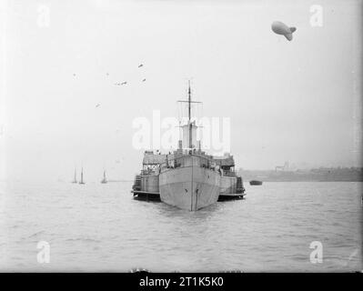 HMS THAMES QUEEN, PADDLE MINESWEEPER. 14 JANUARY 1943, HARWICH NAVAL ...