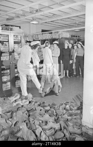 EVERYDAY LIFE AT A MINISTRY OF SUPPLY SHELL FILLING FACTORY, ENGLAND ...