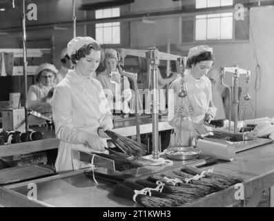 Work at a Royal Ordnance Shell Filling Factory, January 1942 Women war ...