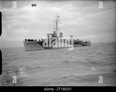 British Halcyon class minesweeper HMS Sharpshooter Stock Photo - Alamy