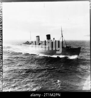 Ss Queen Elizabeth Underway at sea Stock Photo - Alamy