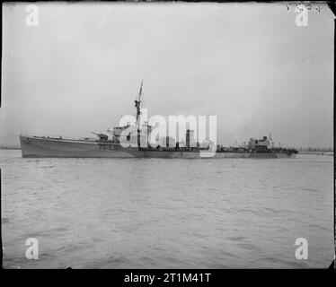 HMS Saladin Underway Stock Photo - Alamy