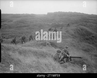 The Home Guard, 1940 Home Guards armed with rifles and a Vickers gun ...
