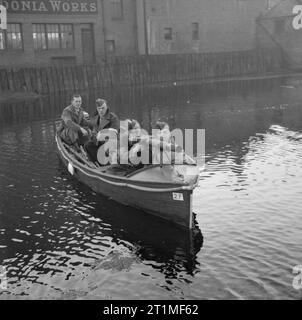 The Home Guard, 1940 Home Guards armed with rifles and a Vickers gun ...