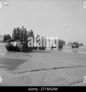 U.S. Army 155mm self-propelled Howitzers assigned to the 7th Corps head toward the Kuwaiti ...