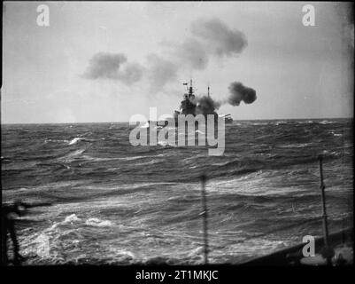 British battleship firing a broadside during WW1 Stock Photo - Alamy