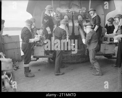 A 5 inch gun crew in action, American Navy, circa 1915 Stock Photo - Alamy