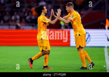 Netherlands' Micky van de Ven, left, challenges for the ball with ...