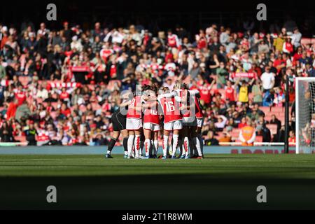 Arsenal players pre-match huddle at the Arsenal v Aston Villa EPL match ...