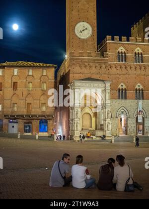 Night time shot of Palazzo Pubblico in the Piazza del Campo. Siena ...
