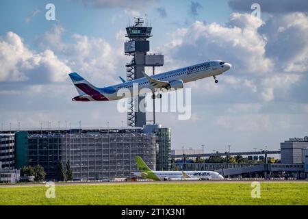 Airbus A321neo, von Eurowings beim Start auf dem Flughafen Düsseldorf International, Tower der ...