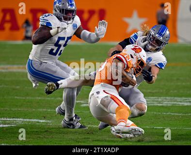 Tampa Bay Buccaneers linebacker Alex Anzalone (34) works against ...