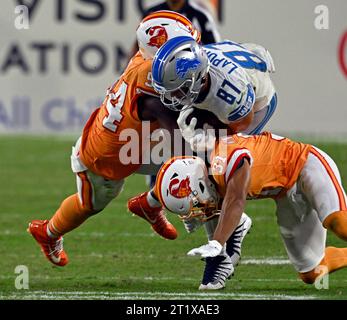 Tampa Bay Buccaneers linebacker Lavonte David warms up before an NFL ...
