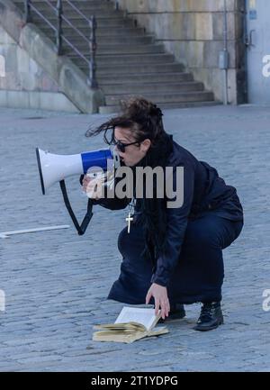 Schändung des Koran in Stockholm. Aktivistin Jade Sandberg schändet den ...