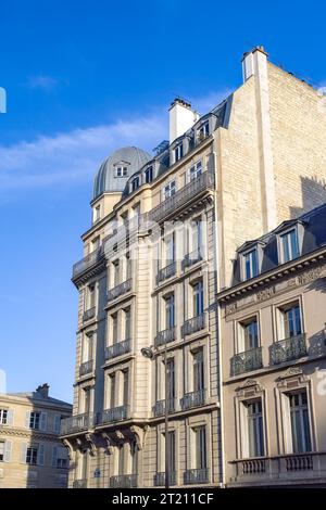 Paris, a beautiful building in the 7e arrondissement Stock Photo - Alamy