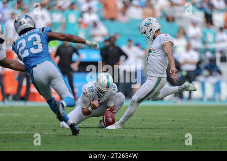 Miami Dolphins place kicker Jason Sanders (7) kicks a field goal during the first half of an NFL ...