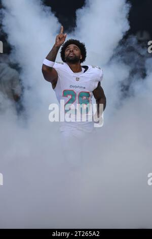 Miami Dolphins running back De'Von Achane (28) celebrates a touchdown ...