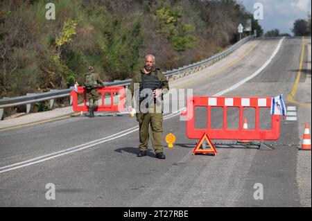 (231017) -- KIBBUTZ SASA, Oct. 17, 2023 (Xinhua) -- Israeli soldiers ...