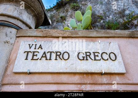 Street Sign in the city of Taormina, Sicily, Italy Stock Photo - Alamy
