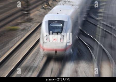 Ausfahrender, einfahrender Zug, ICE, Intercity Express, Schnellzug ...