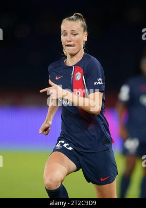Jade Le Guilly of Paris Saint-Germain controls the ball during UEFA ...