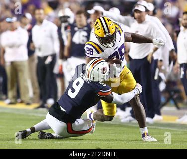 LSU Tigers running back Kaleb Jackson (28) tries to run past Auburn ...