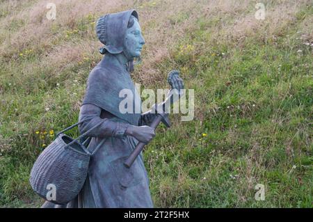 The statue of famous fossil hunter Mary Anning by Denise Dutton at Lyme ...