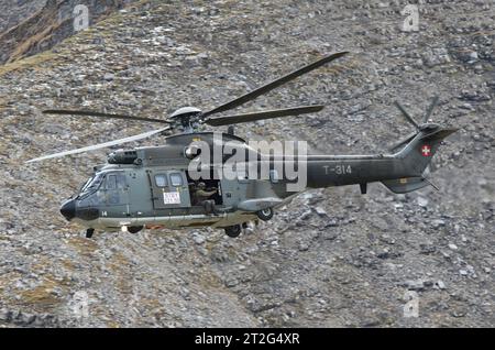 Ein Helikopter der Schweizer Luftwaffe vom Typ Aerospatiale AS-332 M1 ...