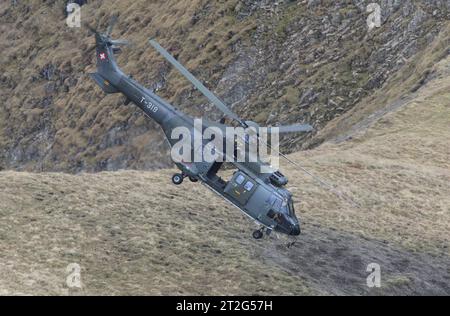 Ein Helikopter der Schweizer Luftwaffe vom Typ Aerospatiale AS-332 M1 ...