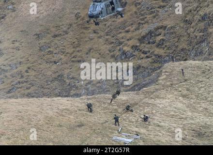 Ein Helikopter der Schweizer Luftwaffe vom Typ Aerospatiale AS-332 M1 ...