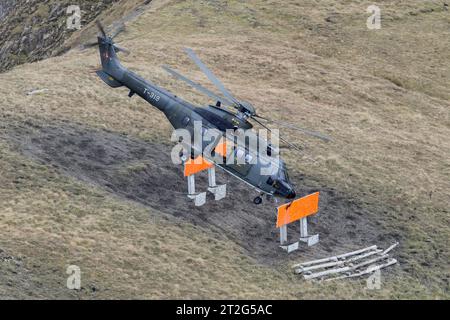 Ein Helikopter der Schweizer Luftwaffe vom Typ Aerospatiale AS-332 M1 Super Puma mit der Kennung ...