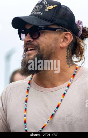 Jason Momoa interacts with the crowd that came out to his bottle ...