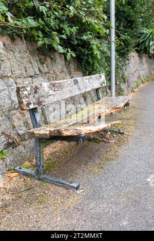 broken bench seat Stock Photo - Alamy