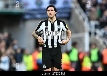 Newcastle United players looks on during the Emirates FA Cup Third ...