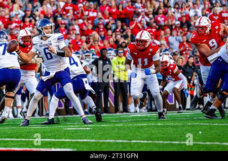 Nebraska defensive lineman Cameron Lenhardt (11) warms up before an ...