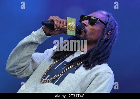 Snoop Dogg performing live onstage with a gold microphone Stock Photo ...
