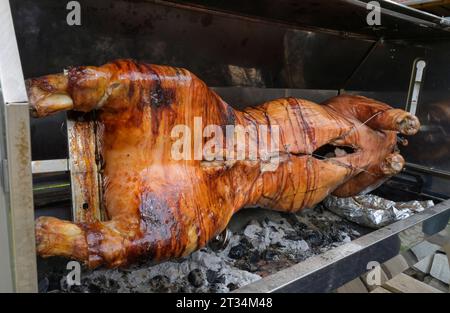 Spanferkel am Spieß, Drehgrill Stock Photo - Alamy