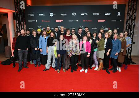 Cast und Crew mit u.a. Schauspielerin Franziska Hartmann, Regisseurin ...