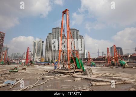 CONSTRUCTION WORK IN SHANGHAI CHINA Stock Photo - Alamy