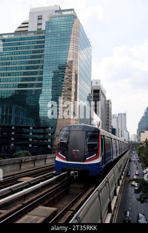 Skytrain an der Sala Daeng BTS Station - Bangkok - Thailand, Dezember ...
