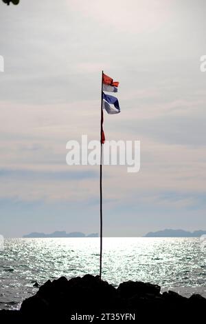 Fahne am Ting Rai Beach - Koh Jum - Thailand, Januar 2023 *** Flag at ...