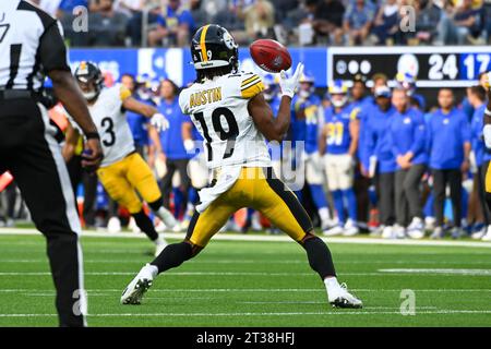 Pittsburgh Steelers wide receiver Calvin Austin III (19) catches a ...