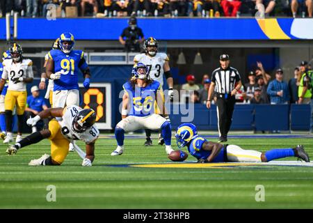 Los Angeles Rams linebacker Troy Reeder (51) carries his son Beau on ...