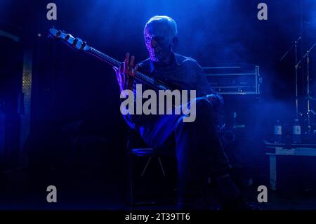 Colin Hodgkinson von Ten Years After live im Musikzentrum. Hannover, 19 ...